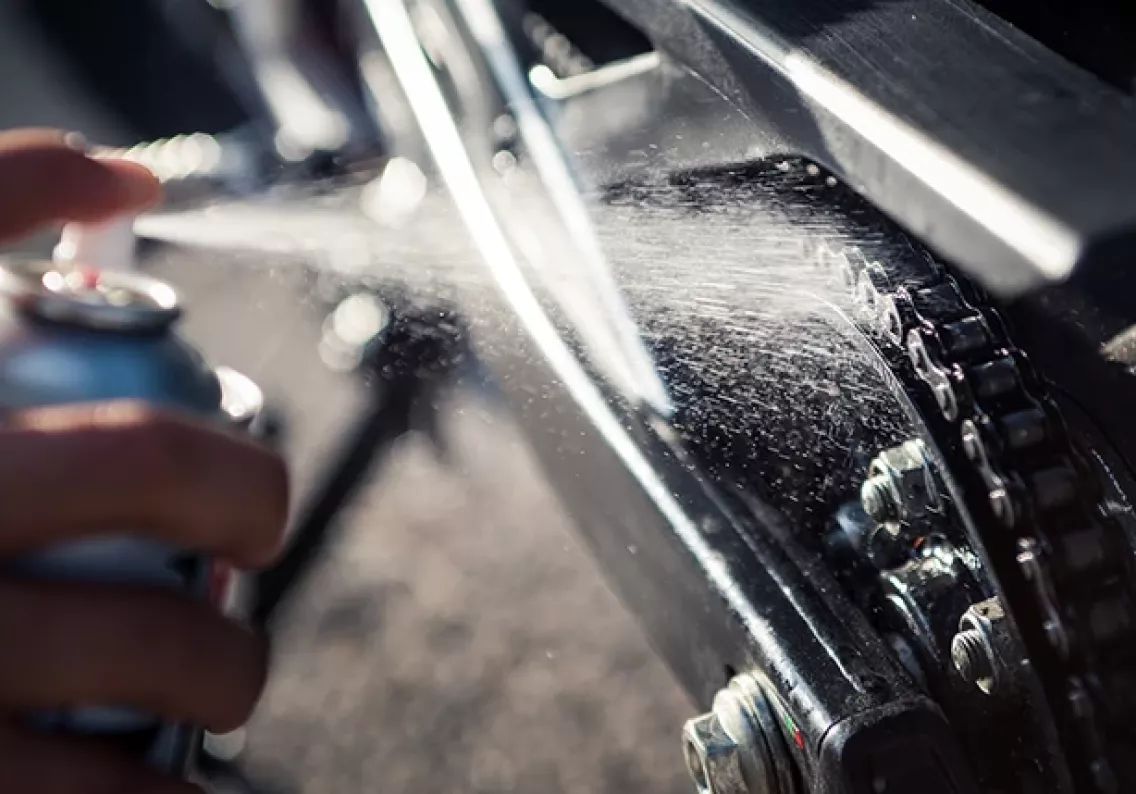 Engrasar la cadena de tu moto [Guía Completa]